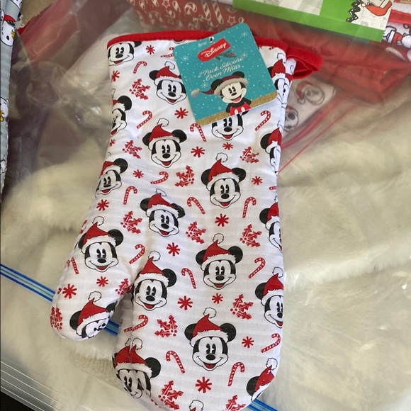 Disney | Kitchen | Disney Mickey Mouse Holiday Oven Mitt | Poshmark